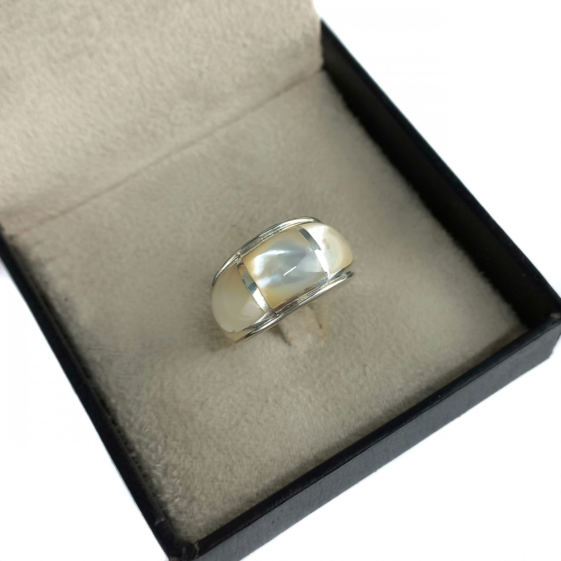 Anel Abaulado Madrepérola em Prata 925