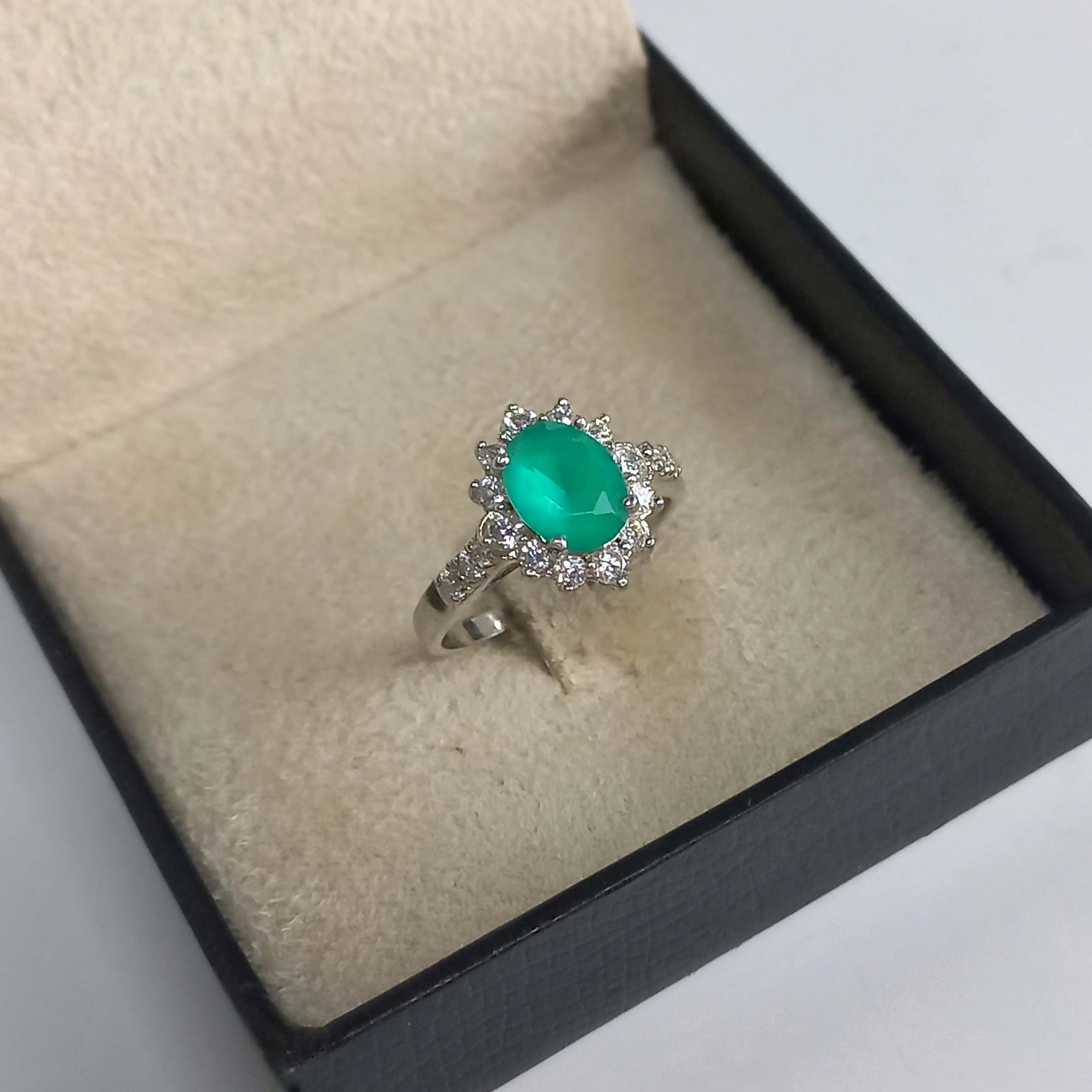 Anel Oval em Prata 925 com Zirconias