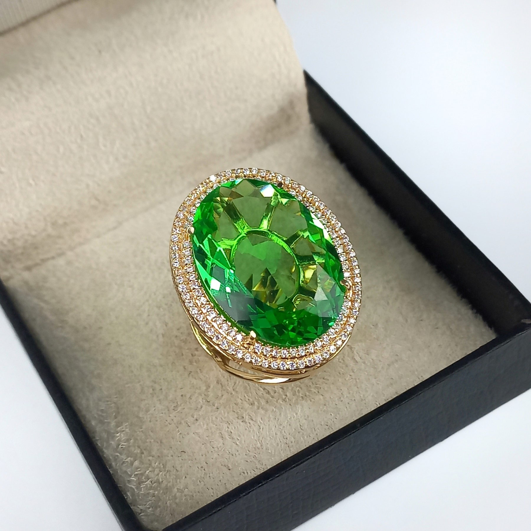 Anel Oval com Banho de Ouro 18k e Zircônias