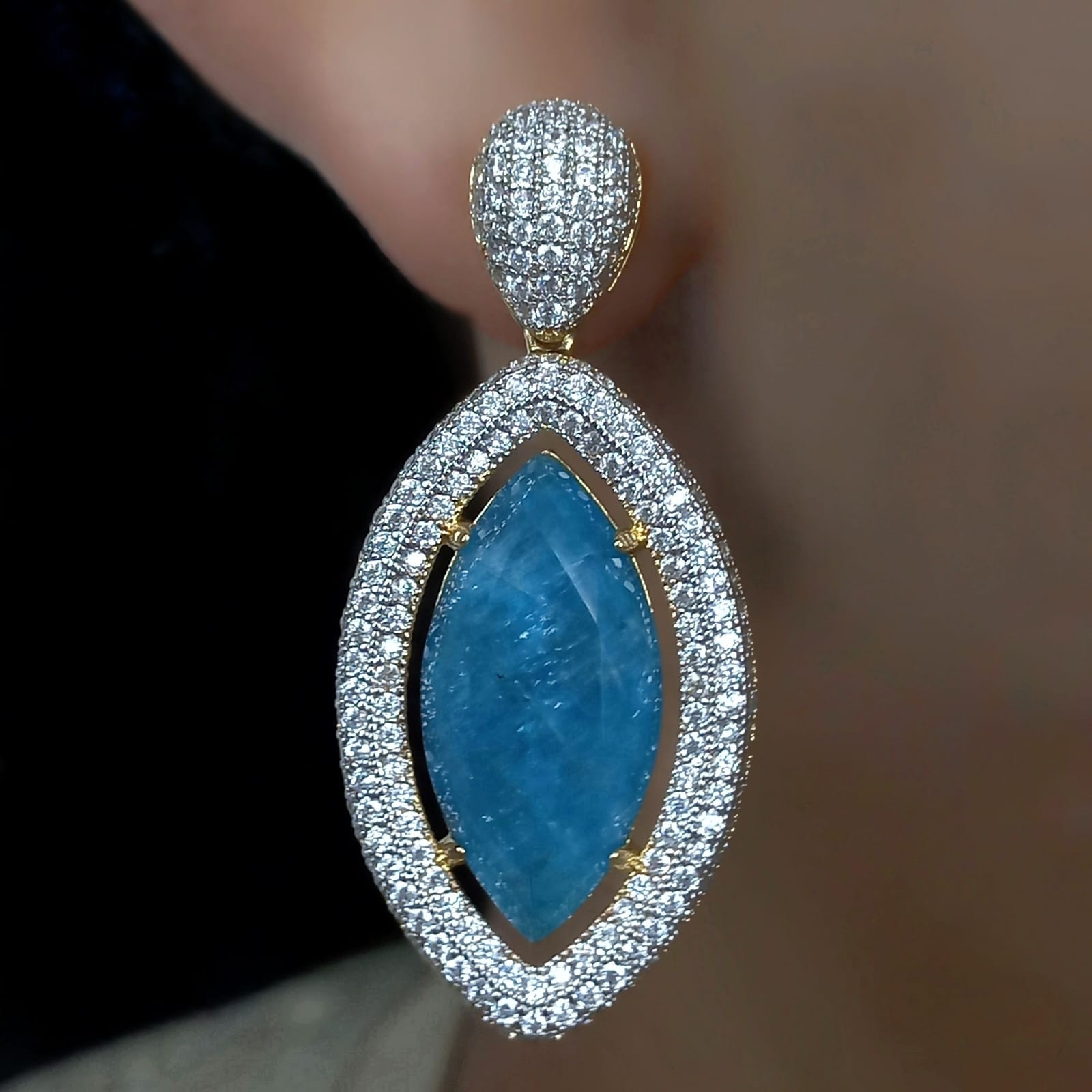 Brinco navete fusion azul com cravação em zircônias